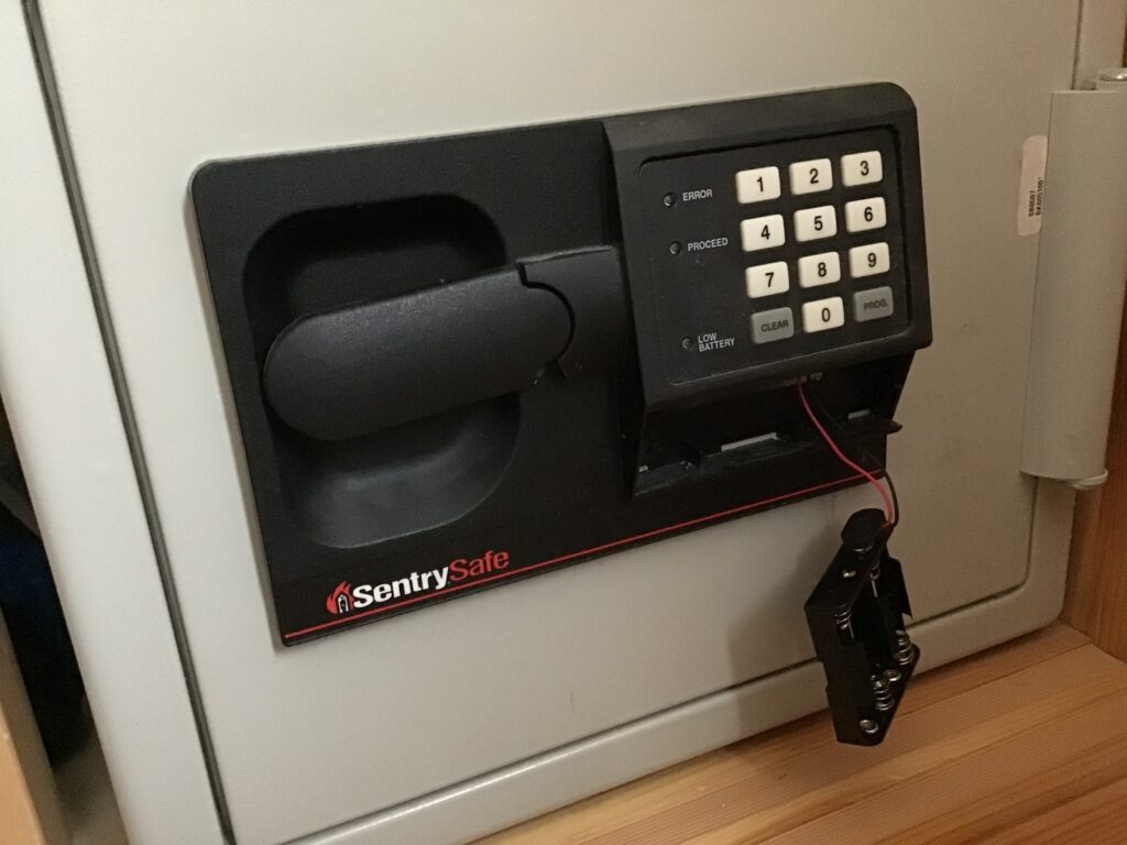 Sentry Safe金庫が開かなくなった時の電池切れの交換方法を教えます | A la japonais