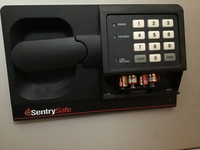 Sentry Safe金庫が開かなくなった時の電池切れの交換方法を教えます | A la japonais