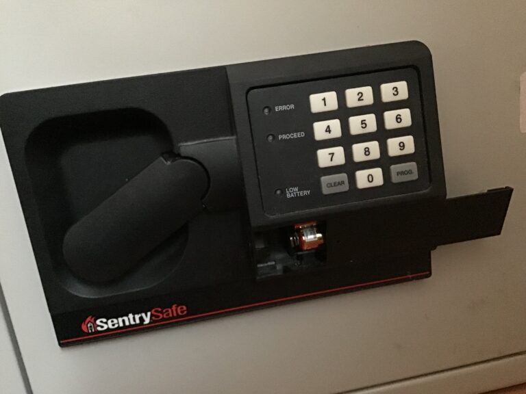 Sentry Safe金庫が開かなくなった時の電池切れの交換方法を教えます | A la japonais